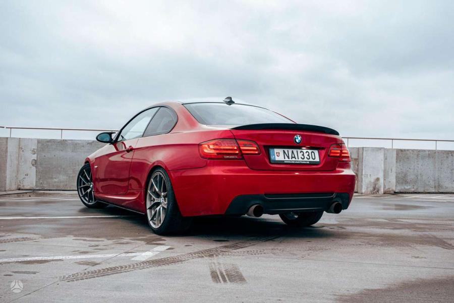 Red BMW 330 2006 in Vilnius, with an engine capacity of 2.99 L and mileage of 220 thousand km for 8000 €, photo 5 on AUTOMOTO.COM.LV