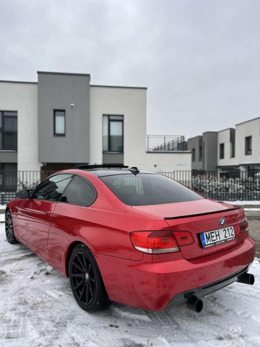Sarkans BMW 330 2008 Viļņa, ar dzinēja tilpumu 2.99 L un nobraukumu 285 tūkst. km par 7999 €, foto 4 vietnē AUTOMOTO.COM.LV
