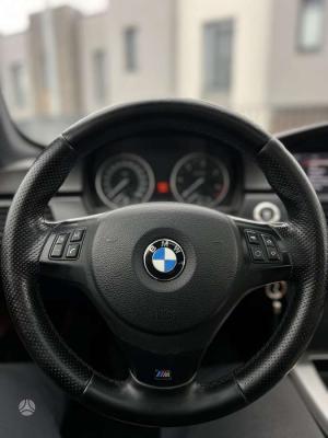 Sarkans BMW 330 2008 Viļņa, ar dzinēja tilpumu 2.99 L un nobraukumu 285 tūkst. km par 7999 €, foto 14 vietnē AUTOMOTO.COM.LV