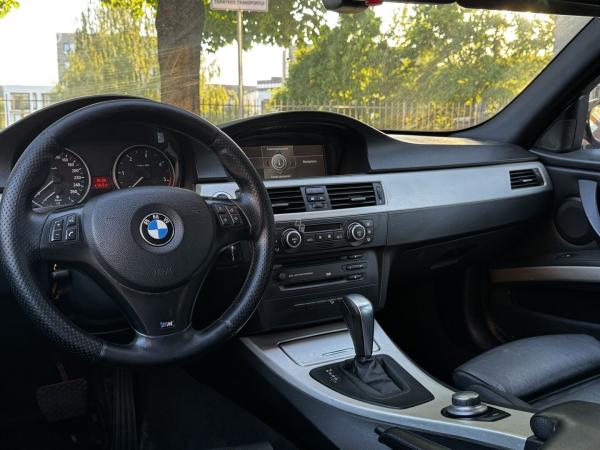 Red BMW 330 2007 in Vilnius, with an engine capacity of 3.00 L and mileage of 367 thousand km for 4000 €, photo 7 on AUTOMOTO.COM.LV