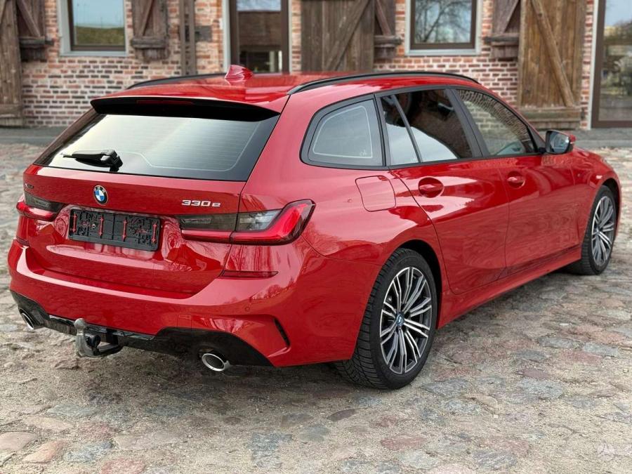 Red BMW 330 2021 in Klaipeda, with an engine capacity of 2.00 L and mileage of 51 thousand km for 22999 €, photo 4 on AUTOMOTO.COM.LV