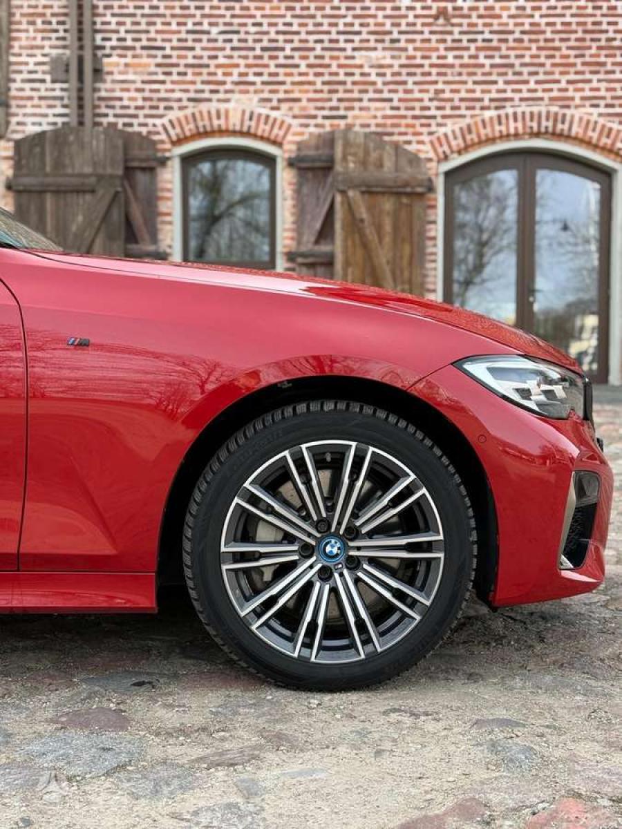 Red BMW 330 2021 in Klaipeda, with an engine capacity of 2.00 L and mileage of 51 thousand km for 22999 €, photo 5 on AUTOMOTO.COM.LV