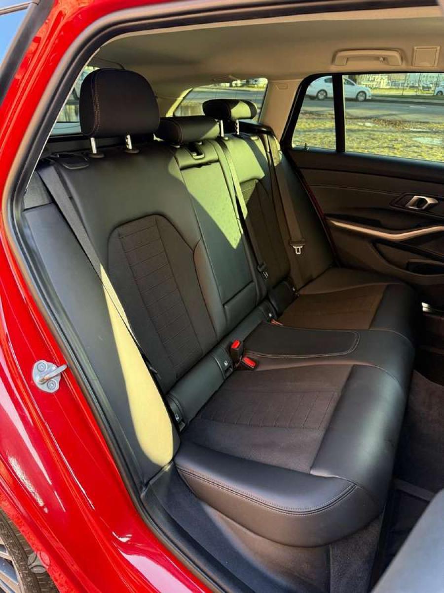 Red BMW 330 2021 in Klaipeda, with an engine capacity of 2.00 L and mileage of 51 thousand km for 22999 €, photo 13 on AUTOMOTO.COM.LV
