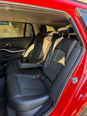 Red BMW 330 2021 in Klaipeda, with an engine capacity of 2.00 L and mileage of 51 thousand km for 22999 €, photo 23 on AUTOMOTO.COM.LV