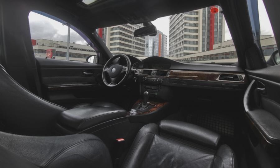 BMW 330 2005 in Riga, with an engine capacity of 3.00 L and mileage of 359 thousand km for 7590 €, photo 16 on AUTOMOTO.COM.LV
