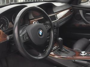 BMW 330 2005 in Riga, with an engine capacity of 3.00 L and mileage of 359 thousand km for 7590 €, photo 19 on AUTOMOTO.COM.LV