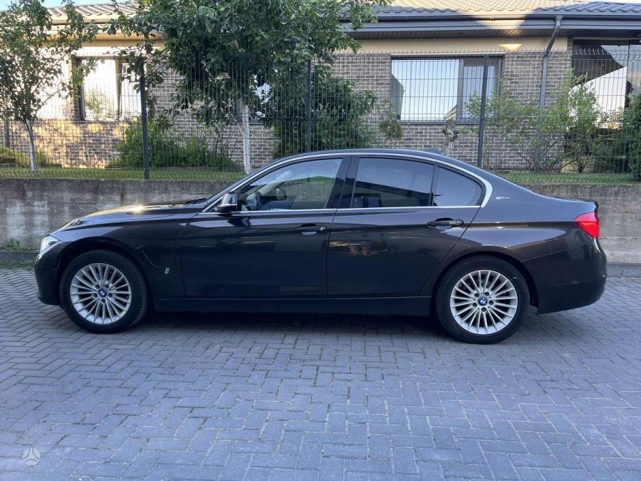 BMW 330 2016 in Kaunas, with an engine capacity of 2.00 L and mileage of 203 thousand km for 10999 €, photo 12 on AUTOMOTO.COM.LV