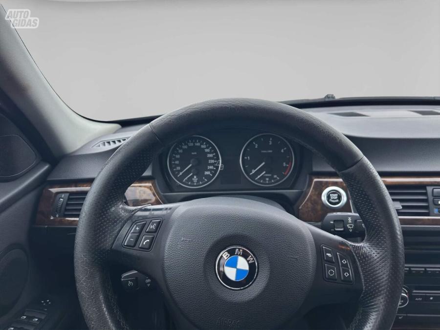 BMW 330 2007 in Kaunas, with an engine capacity of 3.00 L and mileage of 369 thousand km for 3590 €, photo 12 on AUTOMOTO.COM.LV