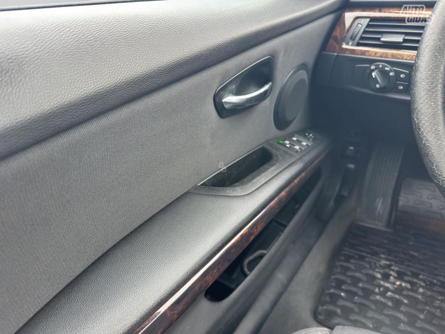 BMW 330 2007 in Kaunas, with an engine capacity of 3.00 L and mileage of 369 thousand km for 3590 €, photo 13 on AUTOMOTO.COM.LV