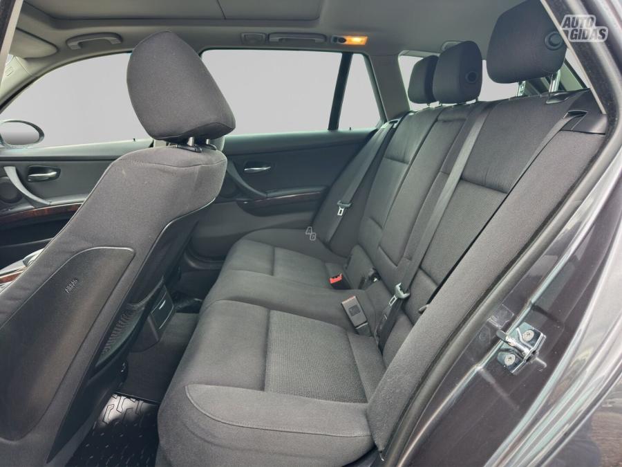 BMW 330 2007 in Kaunas, with an engine capacity of 3.00 L and mileage of 369 thousand km for 3590 €, photo 14 on AUTOMOTO.COM.LV