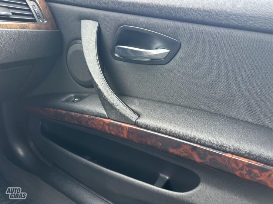 BMW 330 2007 in Kaunas, with an engine capacity of 3.00 L and mileage of 369 thousand km for 3590 €, photo 18 on AUTOMOTO.COM.LV