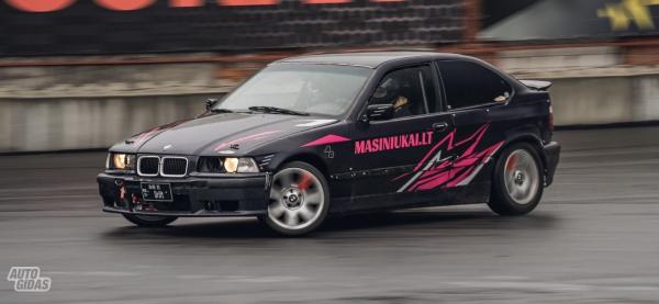Violets BMW 330 1998 Viļņa, ar dzinēja tilpumu 3.00 L un nobraukumu 1 tūkst. km par 5350 €, foto 7 vietnē AUTOMOTO.COM.LV
