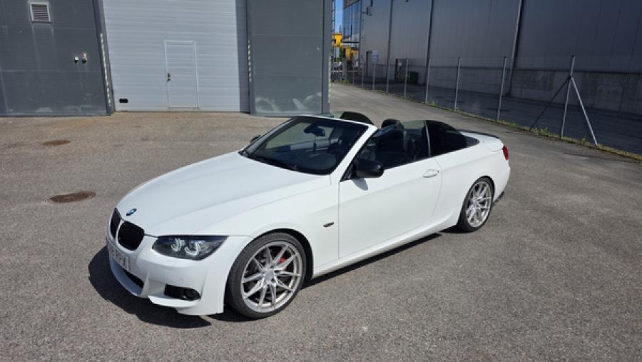 Balts BMW 330 2011 Tallina, ar dzinēja tilpumu 3.00 L un nobraukumu 0 tūkst. km par 9999 €, foto 12 vietnē AUTOMOTO.COM.LV