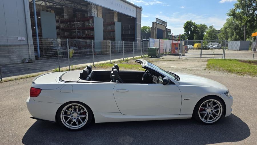 Balts BMW 330 2011 Tallina, ar dzinēja tilpumu 3.00 L un nobraukumu 0 tūkst. km par 9999 €, foto 20 vietnē AUTOMOTO.COM.LV
