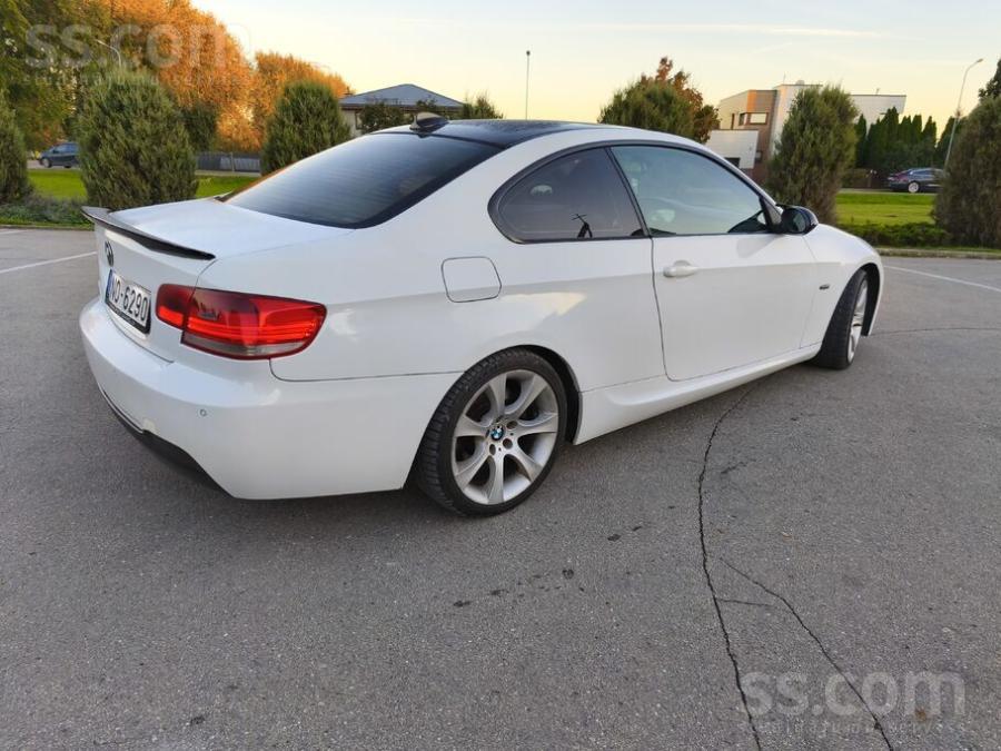 White BMW 330 2007 in Riga, with an engine capacity of 3.00 L and mileage of 311 thousand km for 5600 €, photo 4 on AUTOMOTO.COM.LV