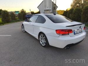 White BMW 330 2007 in Riga, with an engine capacity of 3.00 L and mileage of 311 thousand km for 5600 €, photo 5 on AUTOMOTO.COM.LV