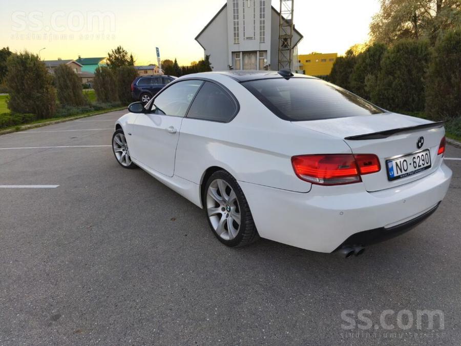 White BMW 330 2007 in Riga, with an engine capacity of 3.00 L and mileage of 311 thousand km for 5600 €, photo 5 on AUTOMOTO.COM.LV
