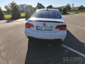 White BMW 330 2007 in Riga, with an engine capacity of 3.00 L and mileage of 311 thousand km for 5600 €, photo 8 on AUTOMOTO.COM.LV