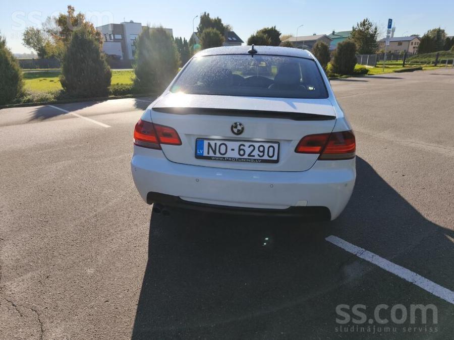 White BMW 330 2007 in Riga, with an engine capacity of 3.00 L and mileage of 311 thousand km for 5600 €, photo 8 on AUTOMOTO.COM.LV