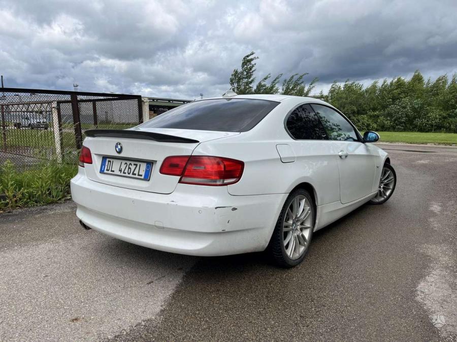 White BMW 330 2007 in Taurage, with an engine capacity of 2.99 L and mileage of 230 thousand km for 5900 €, photo 3 on AUTOMOTO.COM.LV