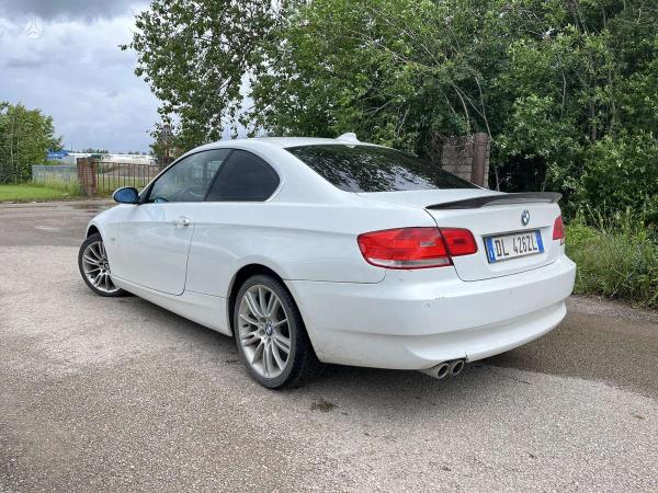 White BMW 330 2007 in Taurage, with an engine capacity of 2.99 L and mileage of 230 thousand km for 5900 €, photo 4 on AUTOMOTO.COM.LV