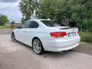 White BMW 330 2007 in Taurage, with an engine capacity of 2.99 L and mileage of 230 thousand km for 5900 €, photo 5 on AUTOMOTO.COM.LV