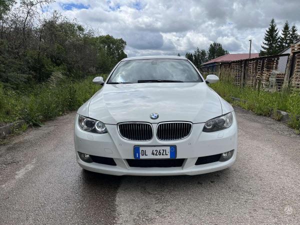 White BMW 330 2007 in Taurage, with an engine capacity of 2.99 L and mileage of 230 thousand km for 5900 €, photo 5 on AUTOMOTO.COM.LV