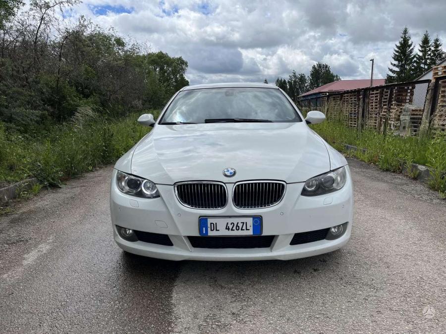 White BMW 330 2007 in Taurage, with an engine capacity of 2.99 L and mileage of 230 thousand km for 5900 €, photo 6 on AUTOMOTO.COM.LV