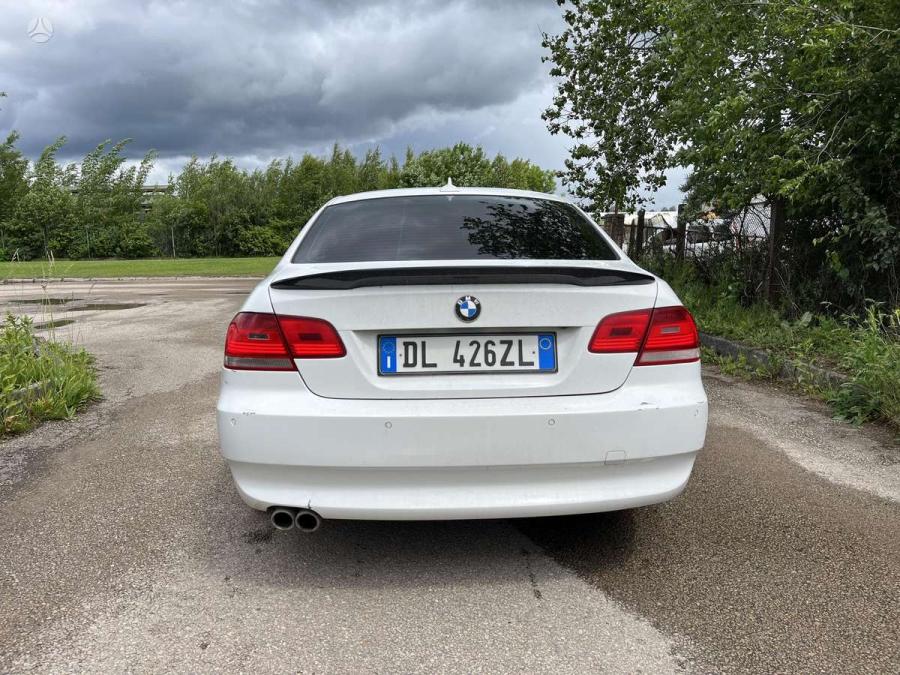 White BMW 330 2007 in Taurage, with an engine capacity of 2.99 L and mileage of 230 thousand km for 5900 €, photo 7 on AUTOMOTO.COM.LV