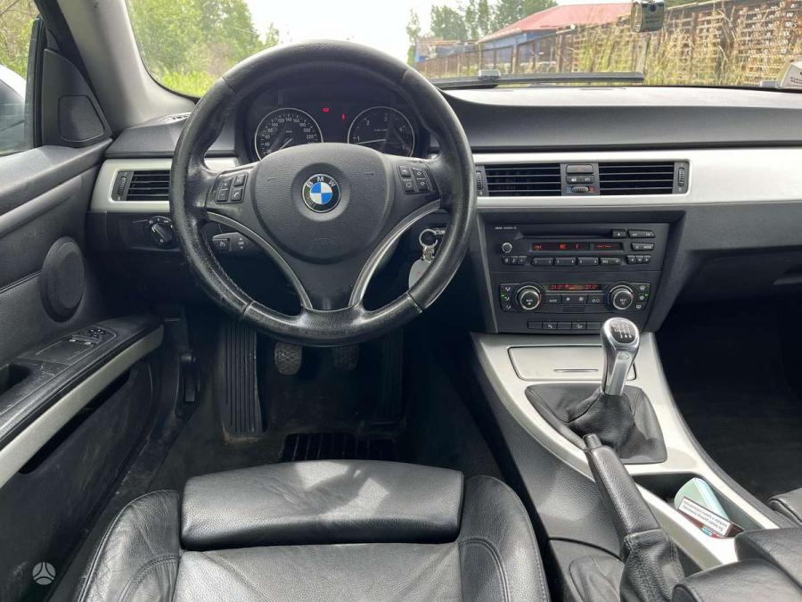 White BMW 330 2007 in Taurage, with an engine capacity of 2.99 L and mileage of 230 thousand km for 5900 €, photo 9 on AUTOMOTO.COM.LV