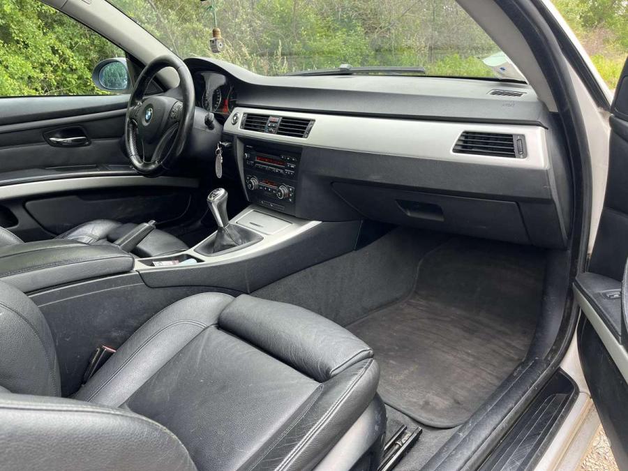 White BMW 330 2007 in Taurage, with an engine capacity of 2.99 L and mileage of 230 thousand km for 5900 €, photo 11 on AUTOMOTO.COM.LV