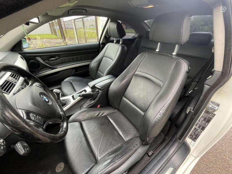 White BMW 330 2007 in Taurage, with an engine capacity of 2.99 L and mileage of 230 thousand km for 5900 €, photo 12 on AUTOMOTO.COM.LV