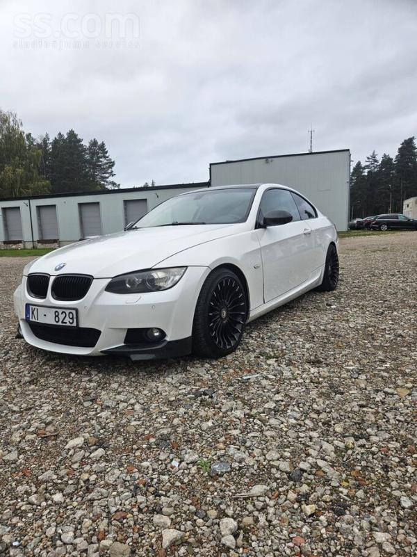 White BMW 330 2007 in Riga, with an engine capacity of 3.00 L and mileage of 286 thousand km for 10500 €, photo 1 on AUTOMOTO.COM.LV