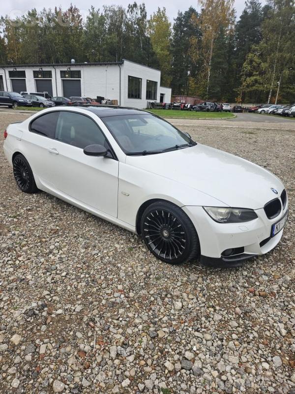 White BMW 330 2007 in Riga, with an engine capacity of 3.00 L and mileage of 286 thousand km for 10500 €, photo 3 on AUTOMOTO.COM.LV