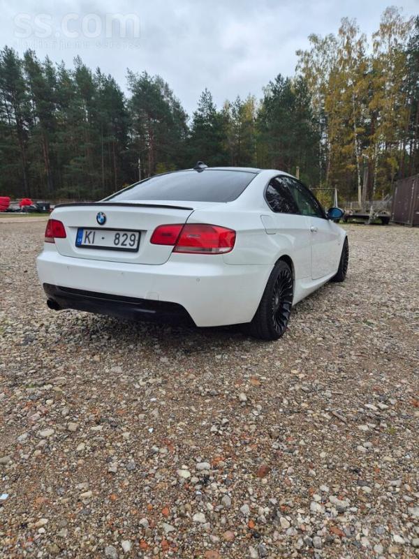 White BMW 330 2007 in Riga, with an engine capacity of 3.00 L and mileage of 286 thousand km for 10500 €, photo 4 on AUTOMOTO.COM.LV