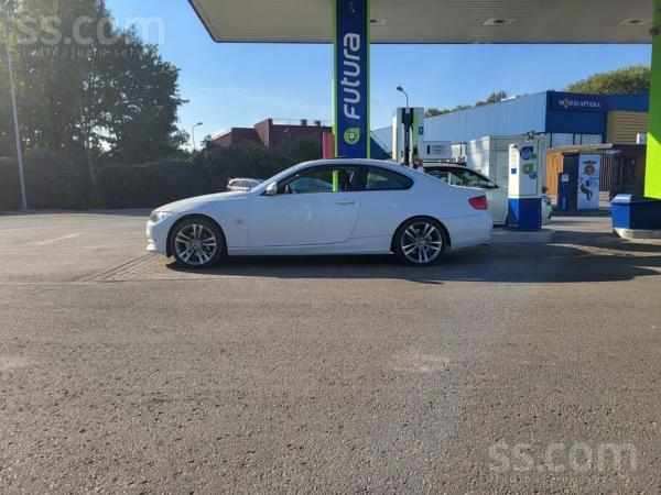 White BMW 330 2013 in Bauska, with an engine capacity of 3.00 L and mileage of 248 thousand km for 8980 €, photo 3 on AUTOMOTO.COM.LV