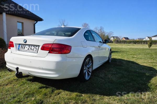 White BMW 330 2013 in Bauska, with an engine capacity of 3.00 L and mileage of 248 thousand km for 8980 €, photo 5 on AUTOMOTO.COM.LV