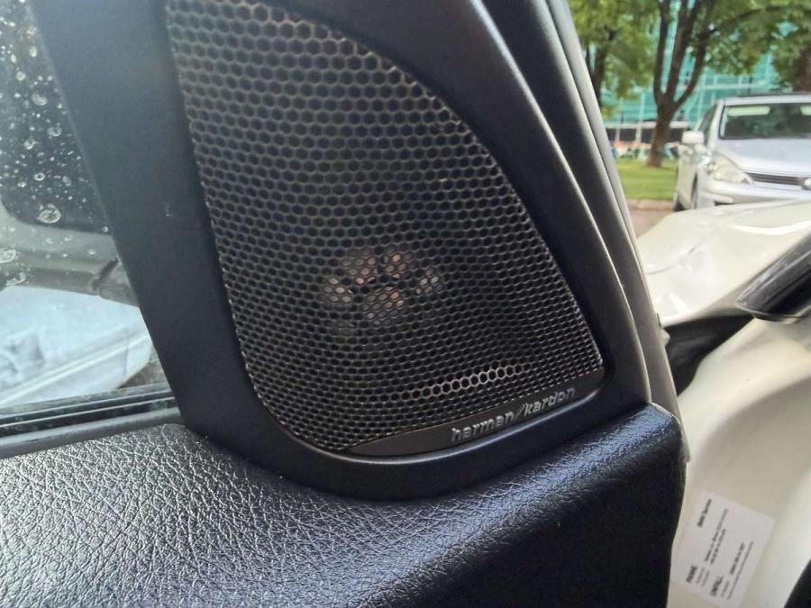 White BMW 330 2013 in Vilnius, with an engine capacity of 2.99 L and mileage of 267 thousand km for 12750 €, photo 15 on AUTOMOTO.COM.LV