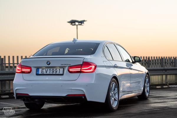 White BMW 330 2016 in Vilnius, with an engine capacity of 2.00 L and mileage of 177 thousand km for 17900 €, photo 9 on AUTOMOTO.COM.LV
