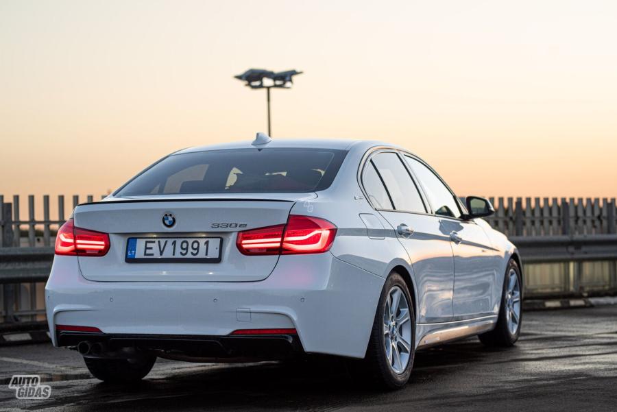 White BMW 330 2016 in Vilnius, with an engine capacity of 2.00 L and mileage of 177 thousand km for 17900 €, photo 9 on AUTOMOTO.COM.LV