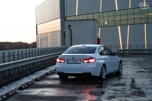 White BMW 330 2016 in Vilnius, with an engine capacity of 2.00 L and mileage of 177 thousand km for 17900 €, photo 12 on AUTOMOTO.COM.LV
