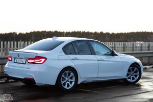 White BMW 330 2016 in Vilnius, with an engine capacity of 2.00 L and mileage of 177 thousand km for 17900 €, photo 13 on AUTOMOTO.COM.LV