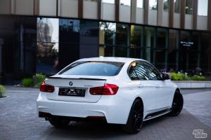 White BMW 330 2017 in Vilnius, with an engine capacity of 2.00 L and mileage of 95 thousand km for 22500 €, photo 5 on AUTOMOTO.COM.LV