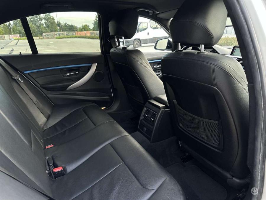 White BMW 330 2017 in Vilnius, with an engine capacity of 2.00 L and mileage of 176 thousand km for 14700 €, photo 18 on AUTOMOTO.COM.LV