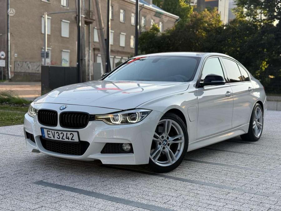 White BMW 330 2018 in Vilnius, with an engine capacity of 2.00 L and mileage of 111 thousand km for 14950 €, photo 1 on AUTOMOTO.COM.LV