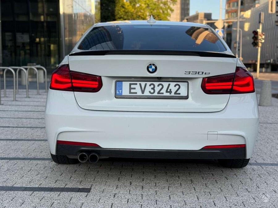 White BMW 330 2018 in Vilnius, with an engine capacity of 2.00 L and mileage of 111 thousand km for 14950 €, photo 6 on AUTOMOTO.COM.LV