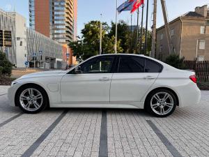 White BMW 330 2018 in Vilnius, with an engine capacity of 2.00 L and mileage of 111 thousand km for 14950 €, photo 9 on AUTOMOTO.COM.LV
