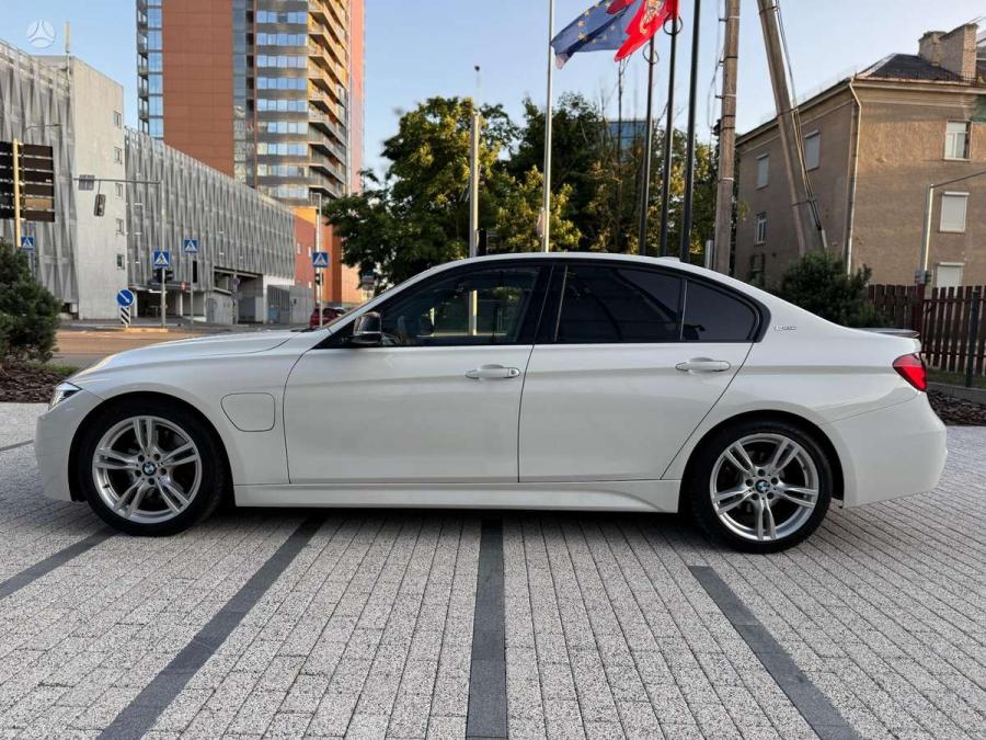 White BMW 330 2018 in Vilnius, with an engine capacity of 2.00 L and mileage of 111 thousand km for 14950 €, photo 9 on AUTOMOTO.COM.LV