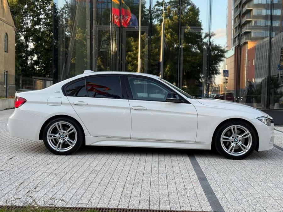 White BMW 330 2018 in Vilnius, with an engine capacity of 2.00 L and mileage of 111 thousand km for 14950 €, photo 10 on AUTOMOTO.COM.LV