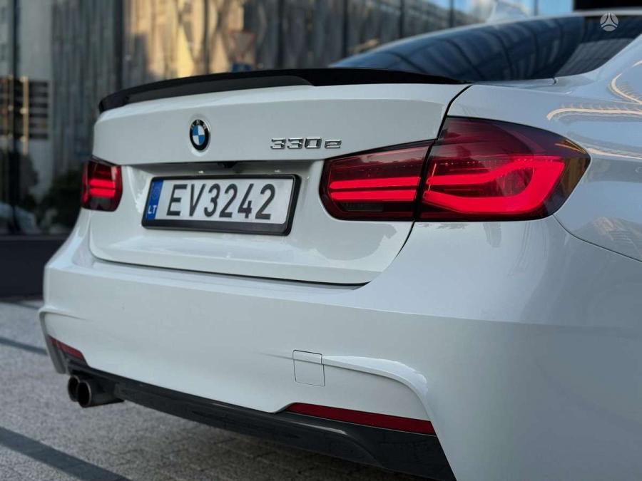 White BMW 330 2018 in Vilnius, with an engine capacity of 2.00 L and mileage of 111 thousand km for 14950 €, photo 11 on AUTOMOTO.COM.LV